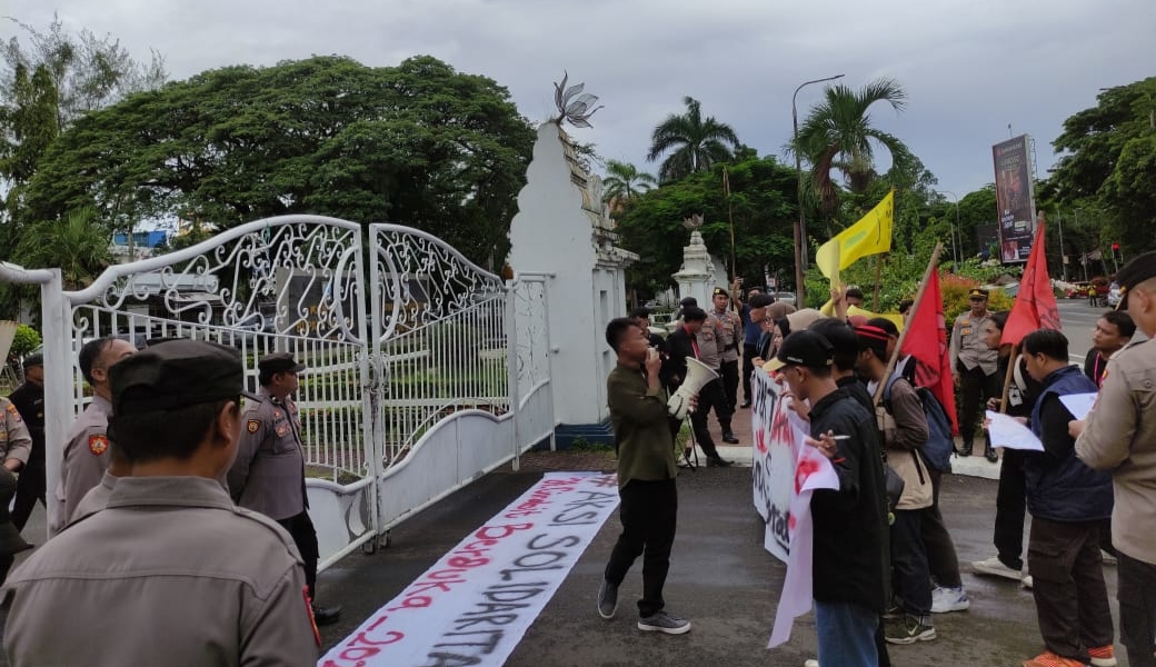 Memicu Kecelakaan dan Merusak Jalan, Puluhan Mahasiswa Kepung Pemkab ...